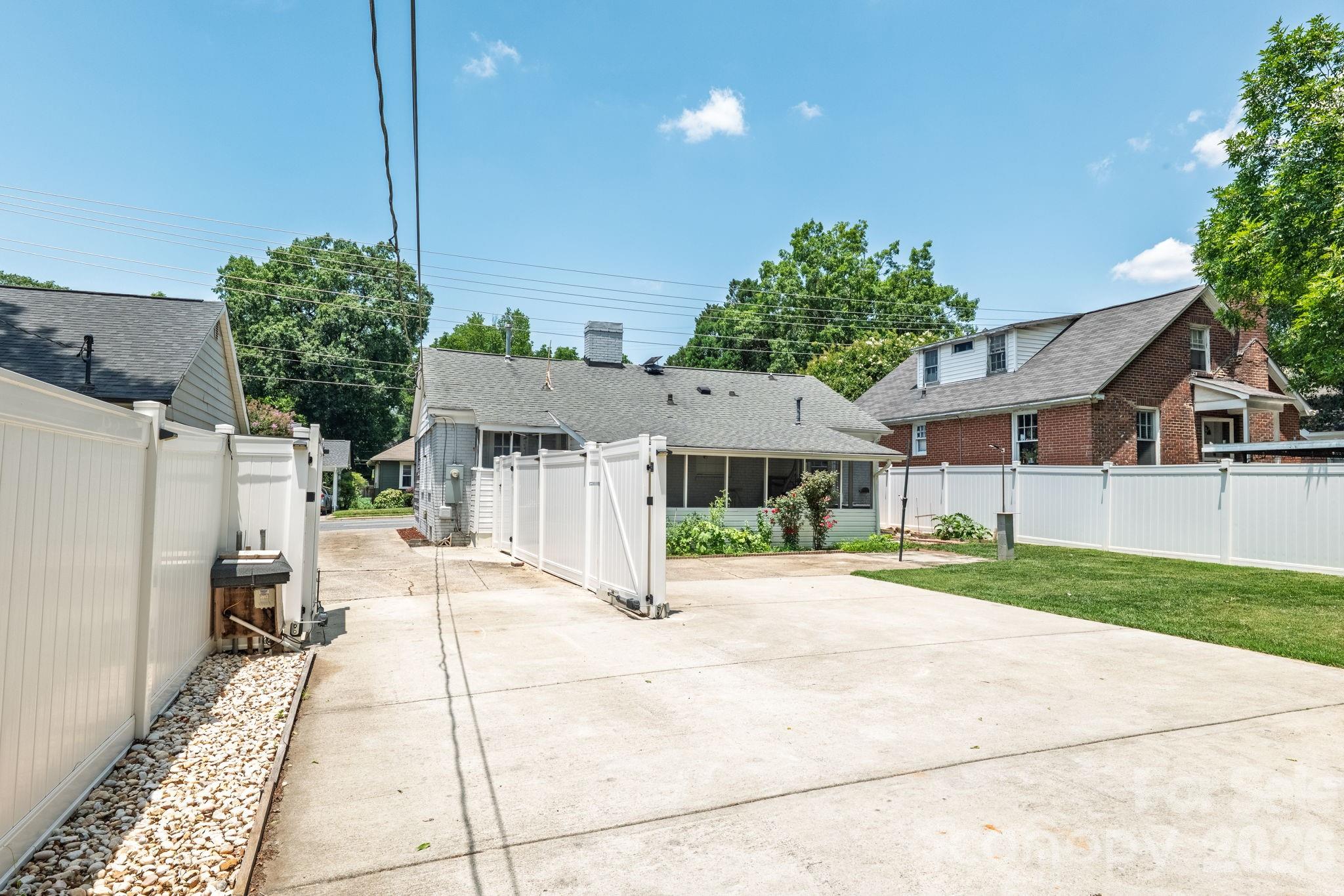 Home for sale at 2113 Scott Avenue, Charlotte, NC — photo 8 of 37