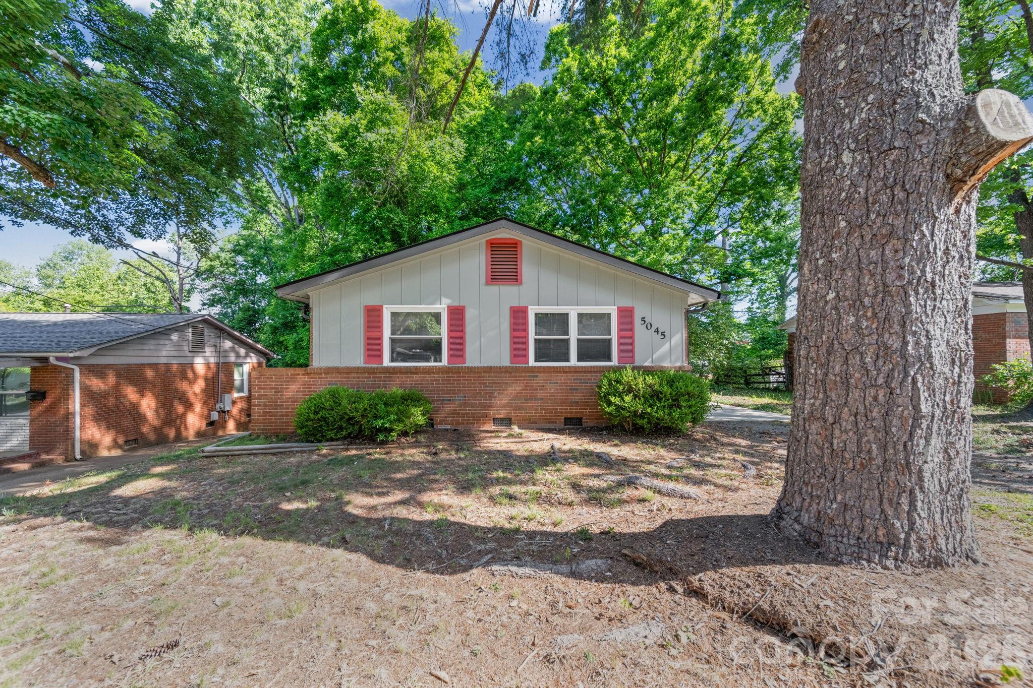 Photo 2 of 5045 Curtiswood Drive, Charlotte, NC