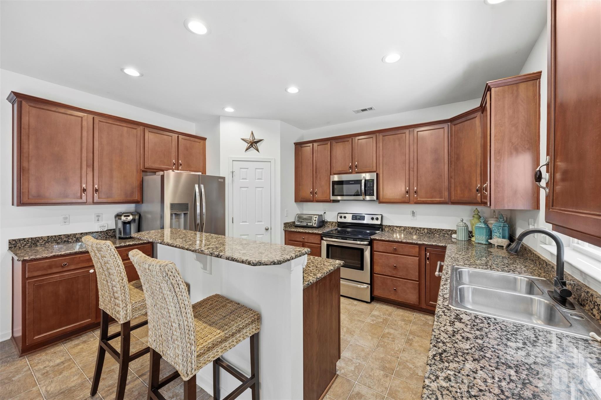 3041 Kilbeggan Drive, Lake Wylie, SC - photo 4 of 40