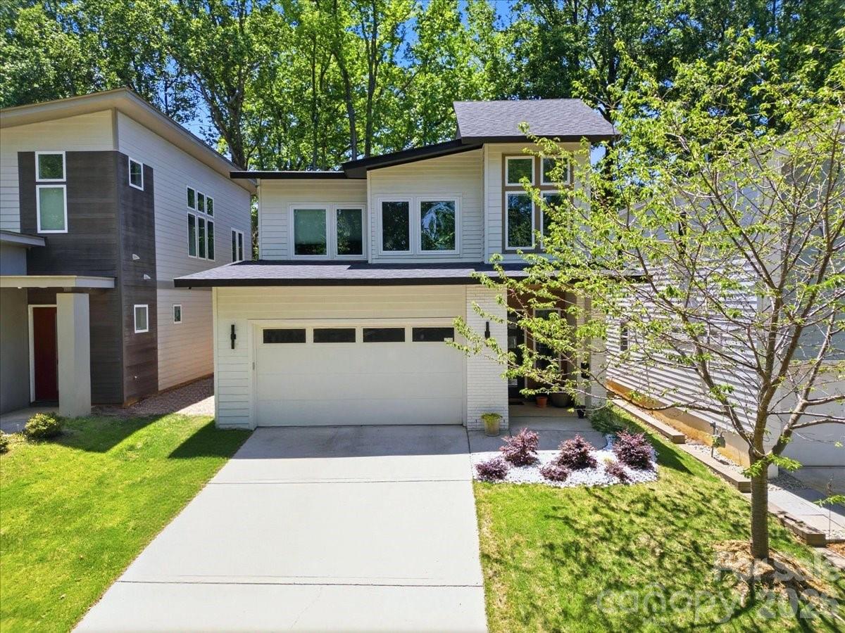 Home for sale at 3116 Creighton Drive, Charlotte, NC — photo 1 of 39