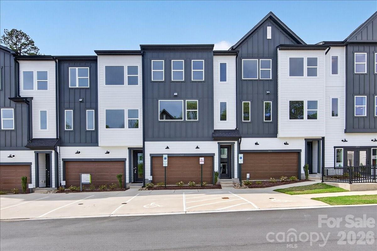 Photo 2 of 7929 Cedarsmith Court, Charlotte, NC