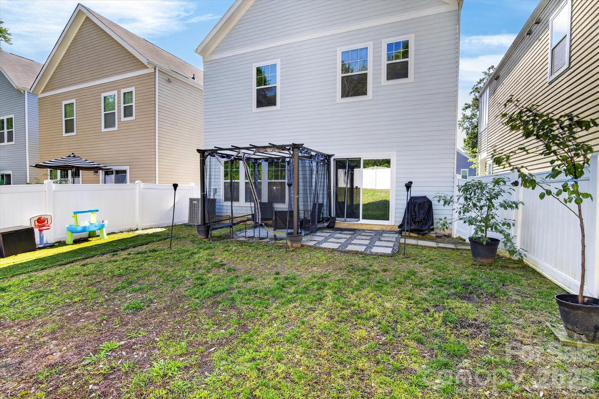 Photo 5 of 548 Kingsway Circle, Charlotte, NC