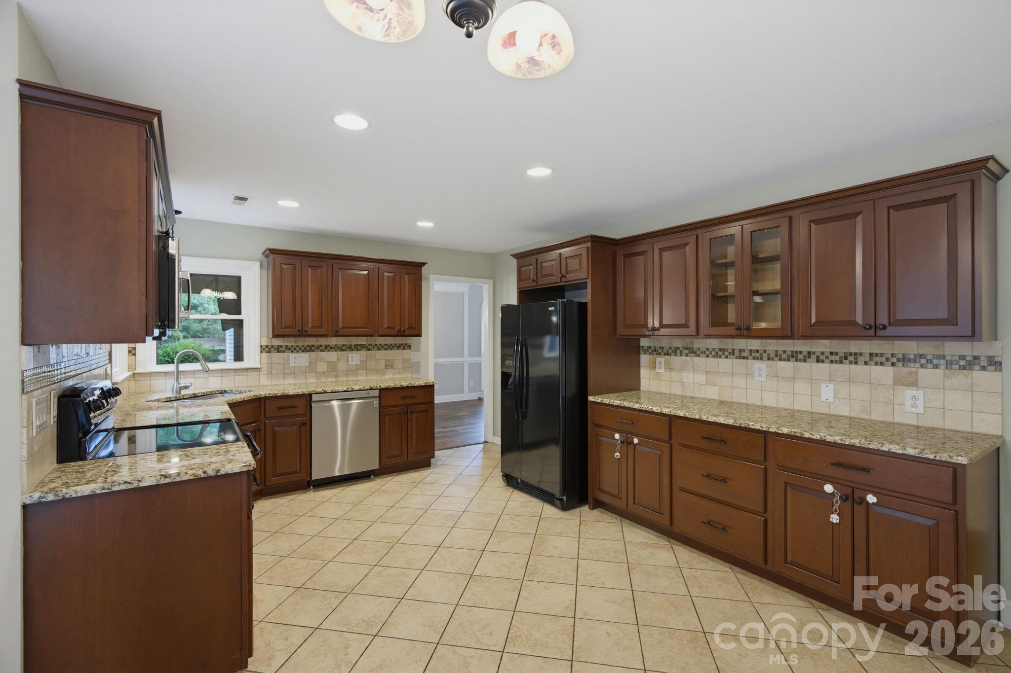 Home for sale at 6632 Elmstone Drive, Charlotte, NC — photo 10 of 38