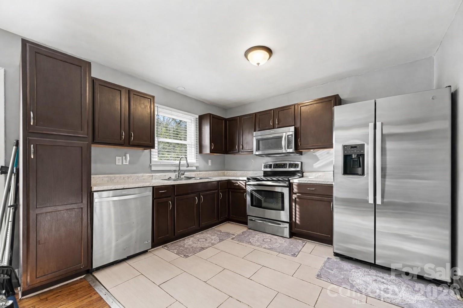 537 Kentbrook Drive, Charlotte, NC - photo 3 of 26