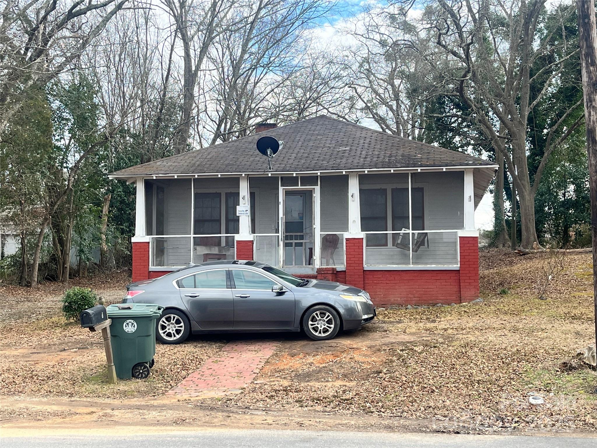 Exterior of 1 Catawba Avenue, Great Falls, SC