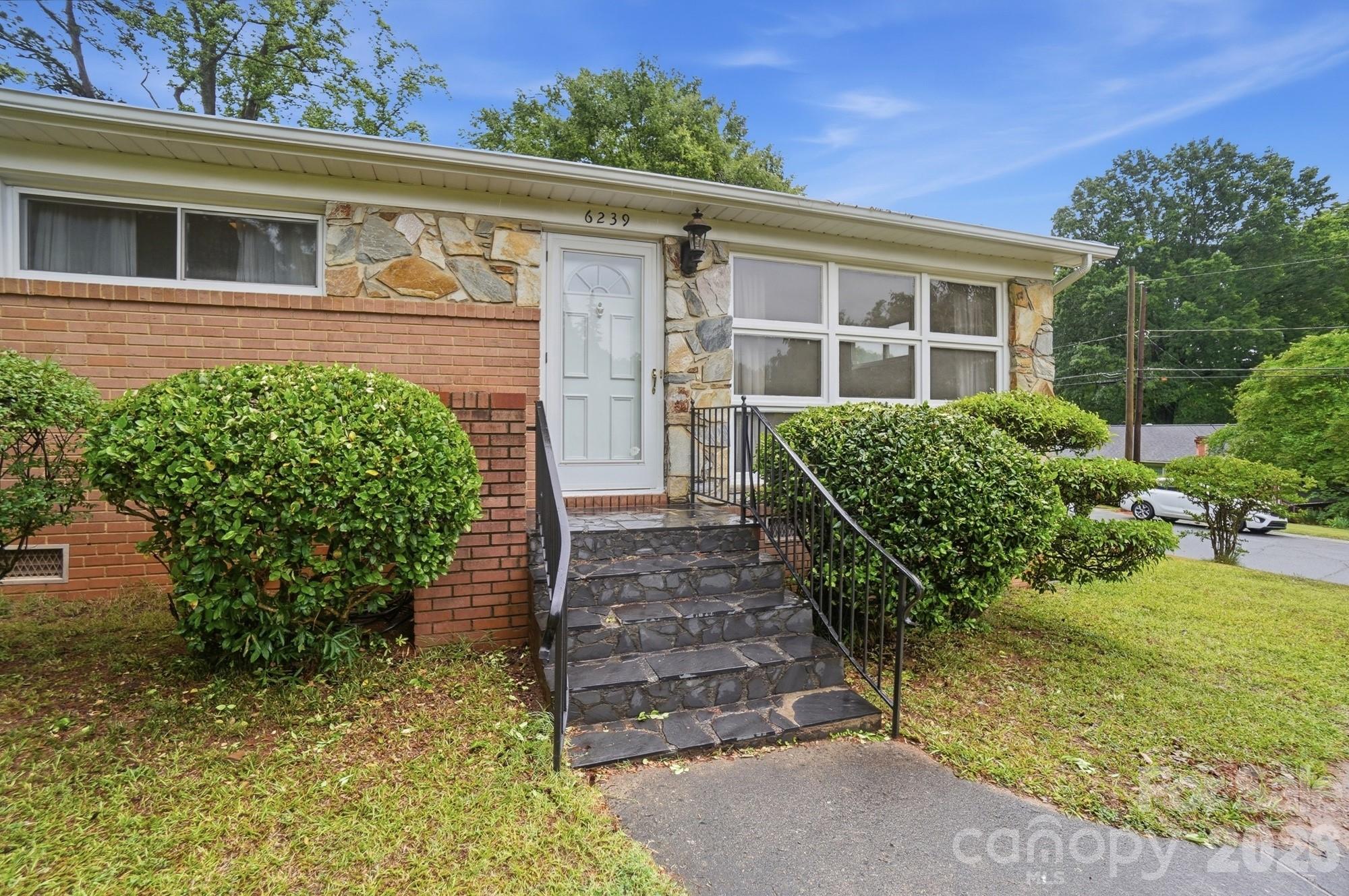 6239 Netherwood Drive, Charlotte, NC - photo 3 of 45