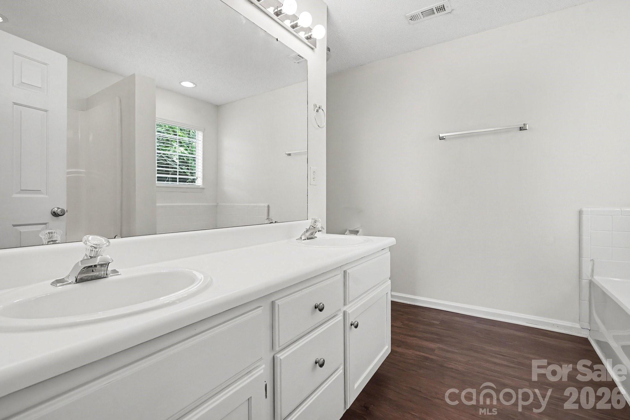 Photo 10 of 12127 Landing Green Drive, Charlotte, NC