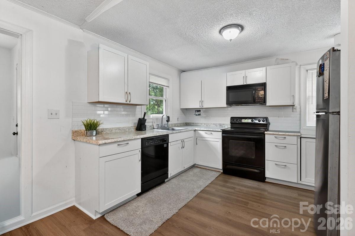 7811 Heatherdale Court, Charlotte, NC - photo 2 of 12