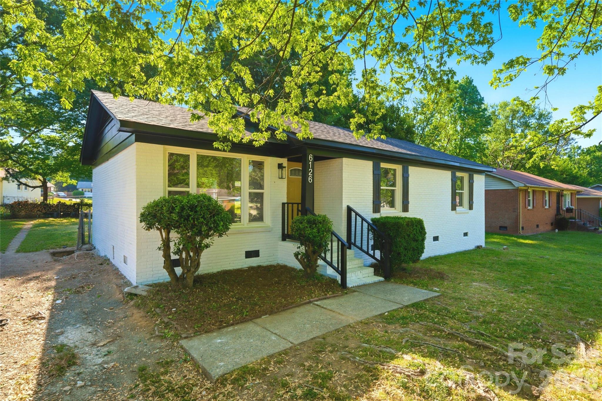 6126 Amberly Lane, Charlotte, NC - photo 2 of 32