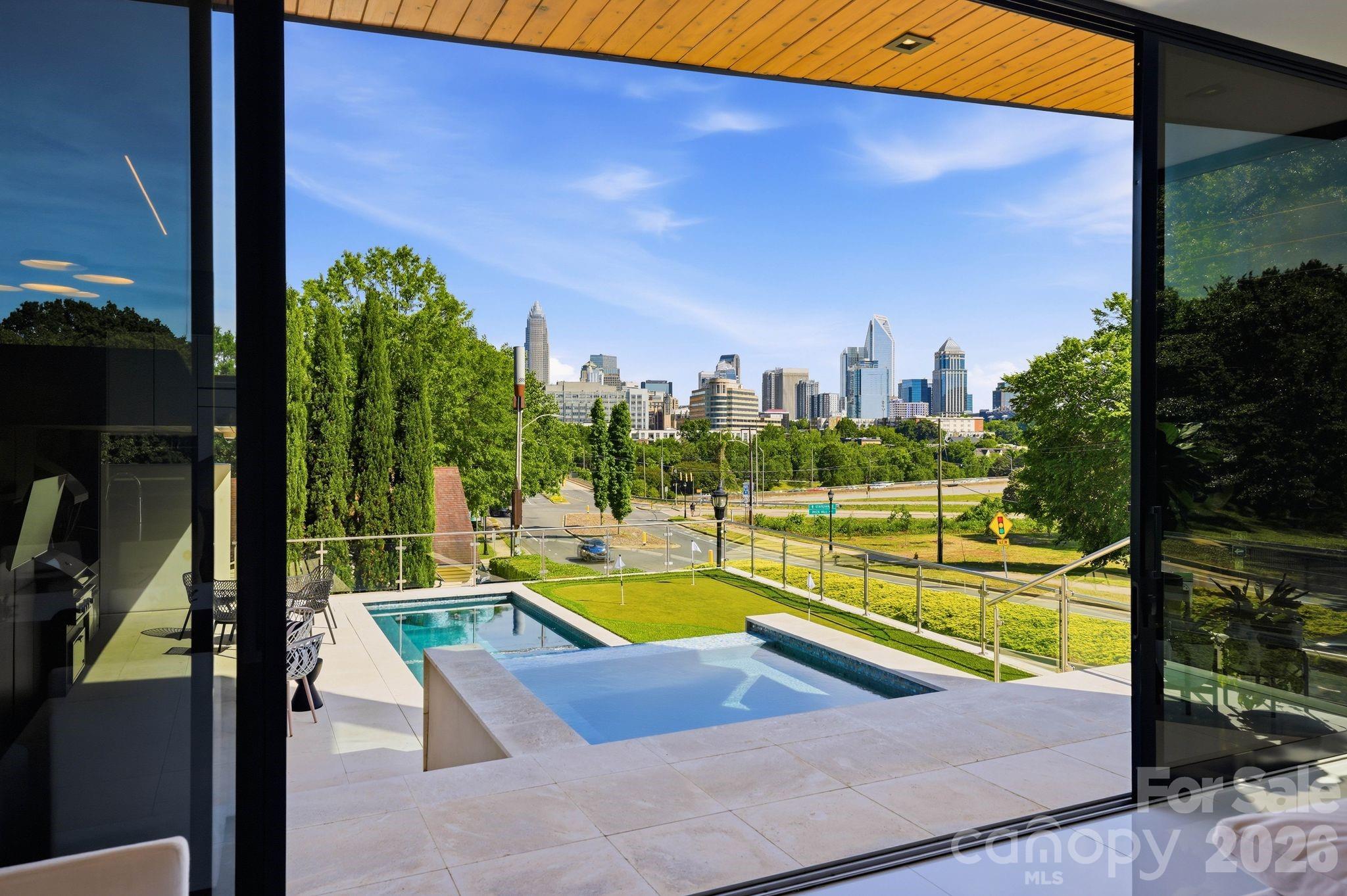 Photo 4 of 304 Frazier Avenue, Charlotte, NC