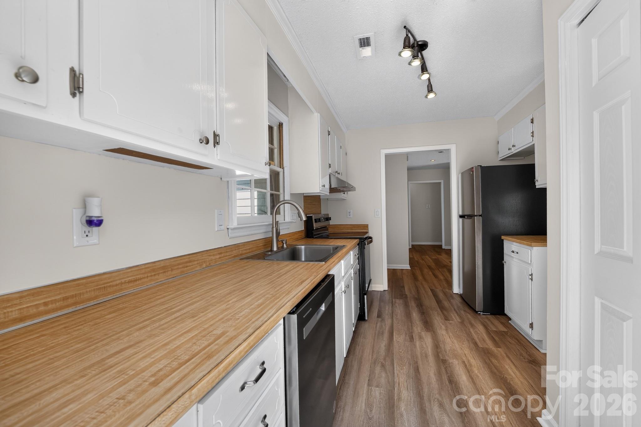 Photo 7 of 7812 Surreywood Place, Charlotte, NC