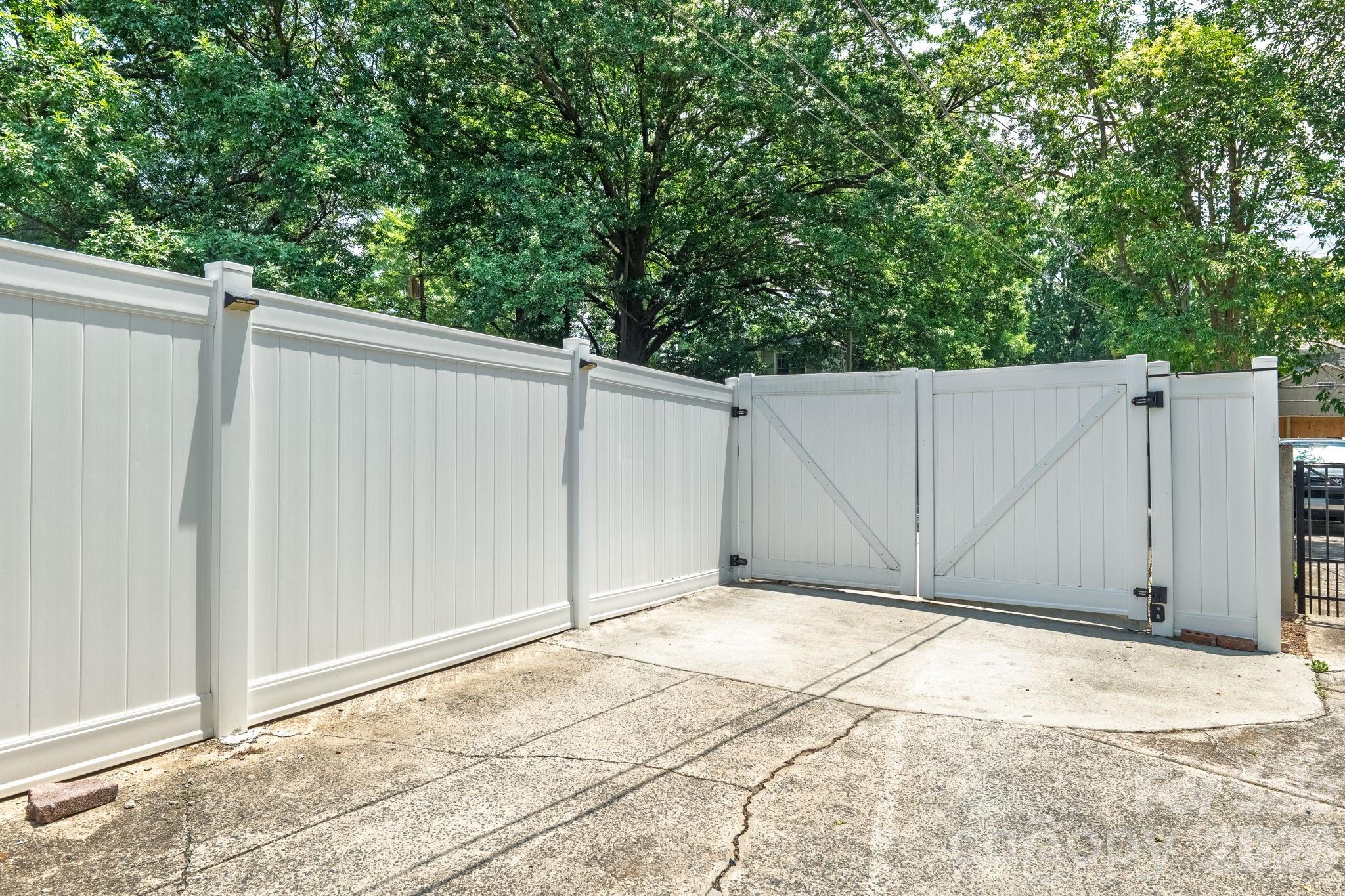 Home for sale at 2113 Scott Avenue, Charlotte, NC — photo 4 of 37
