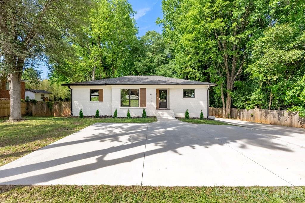 911 E Woodlawn Road, Charlotte, NC - photo 42 of 47