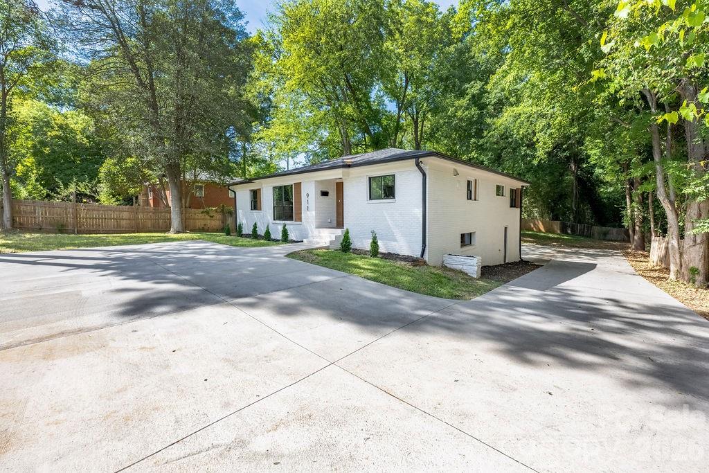 911 E Woodlawn Road, Charlotte, NC - photo 2 of 47
