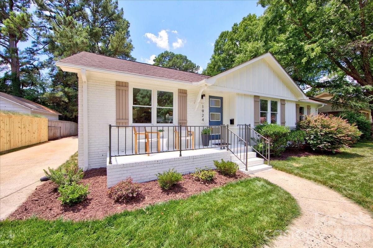 Photo 2 of 1924 Bentley Place, Charlotte, NC