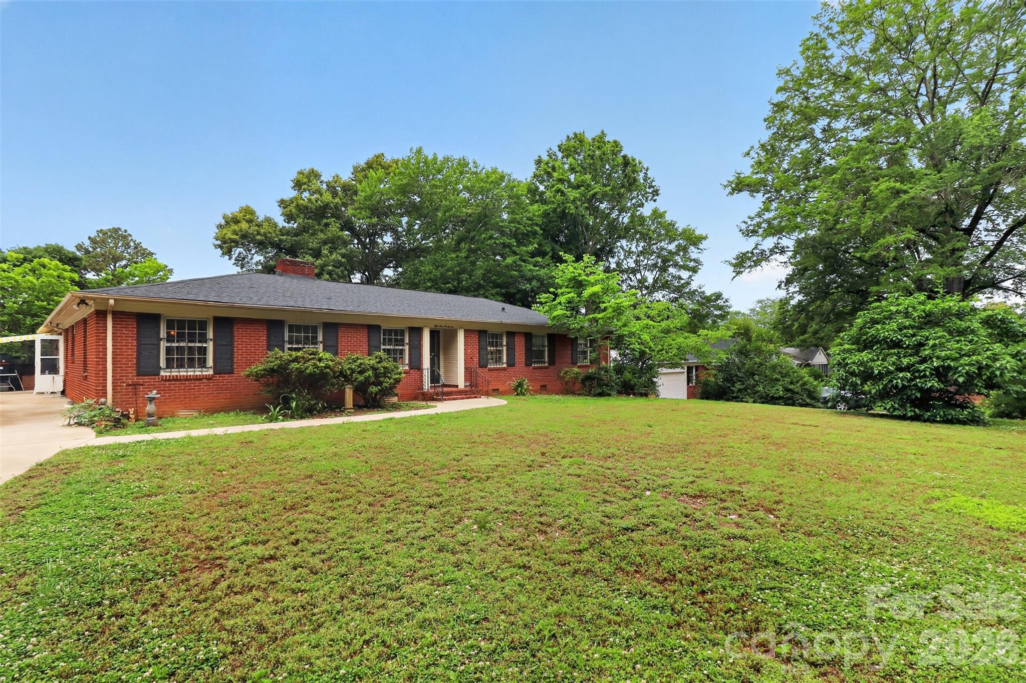 Home for sale at 5326 Robinhood Road, Charlotte, NC — photo 1 of 7