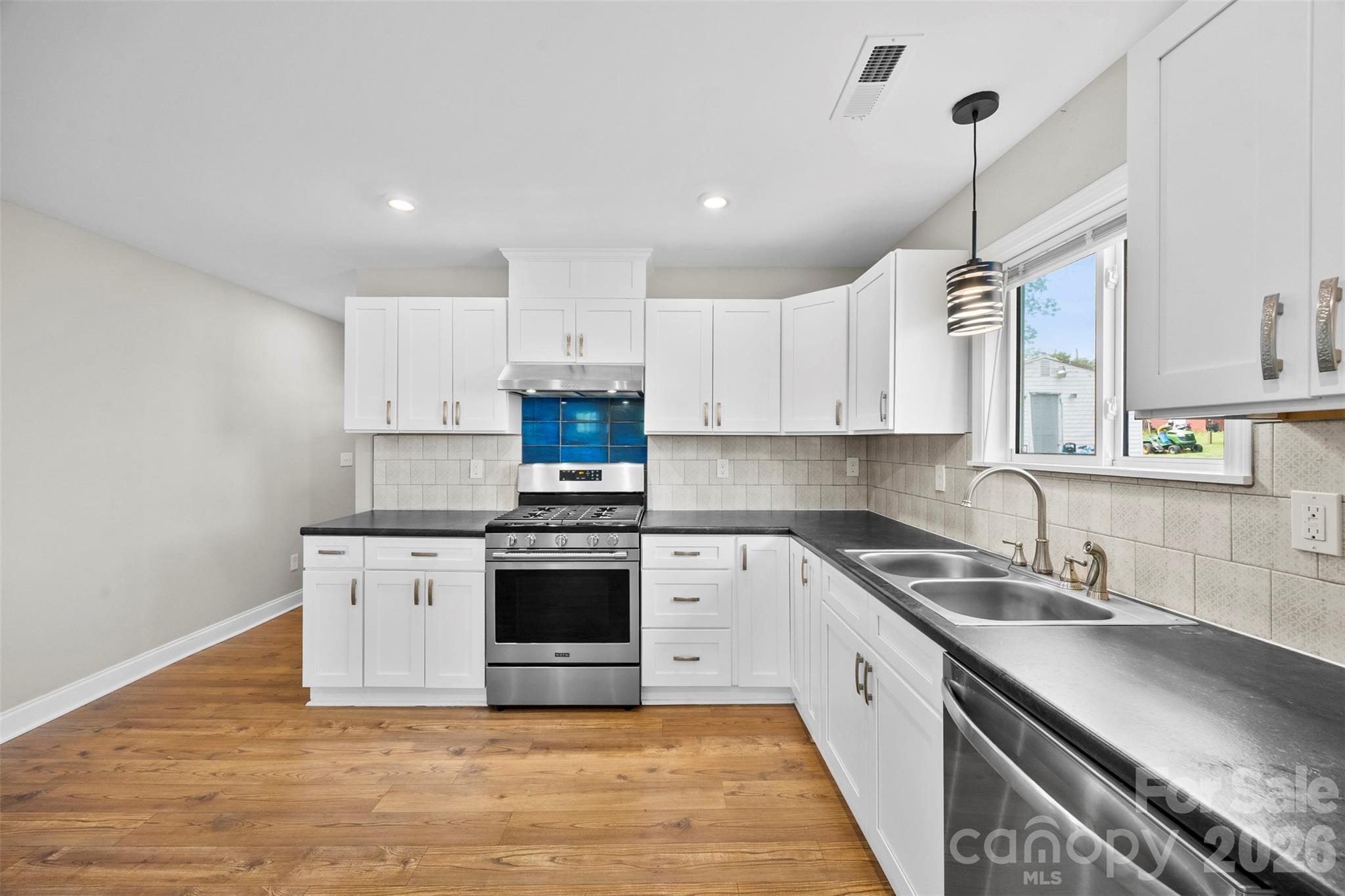 306 E Parker Street, Kings Mountain, NC - photo 4 of 25