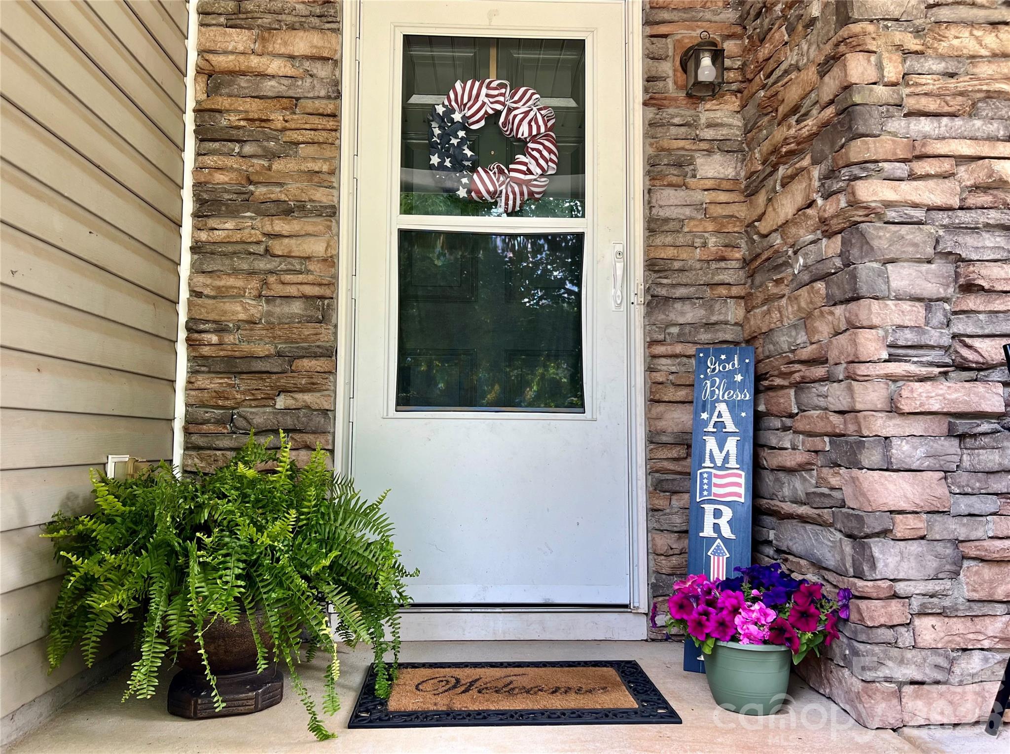 Home for sale at 2717 Markham Woods Court, Charlotte, NC — photo 5 of 35