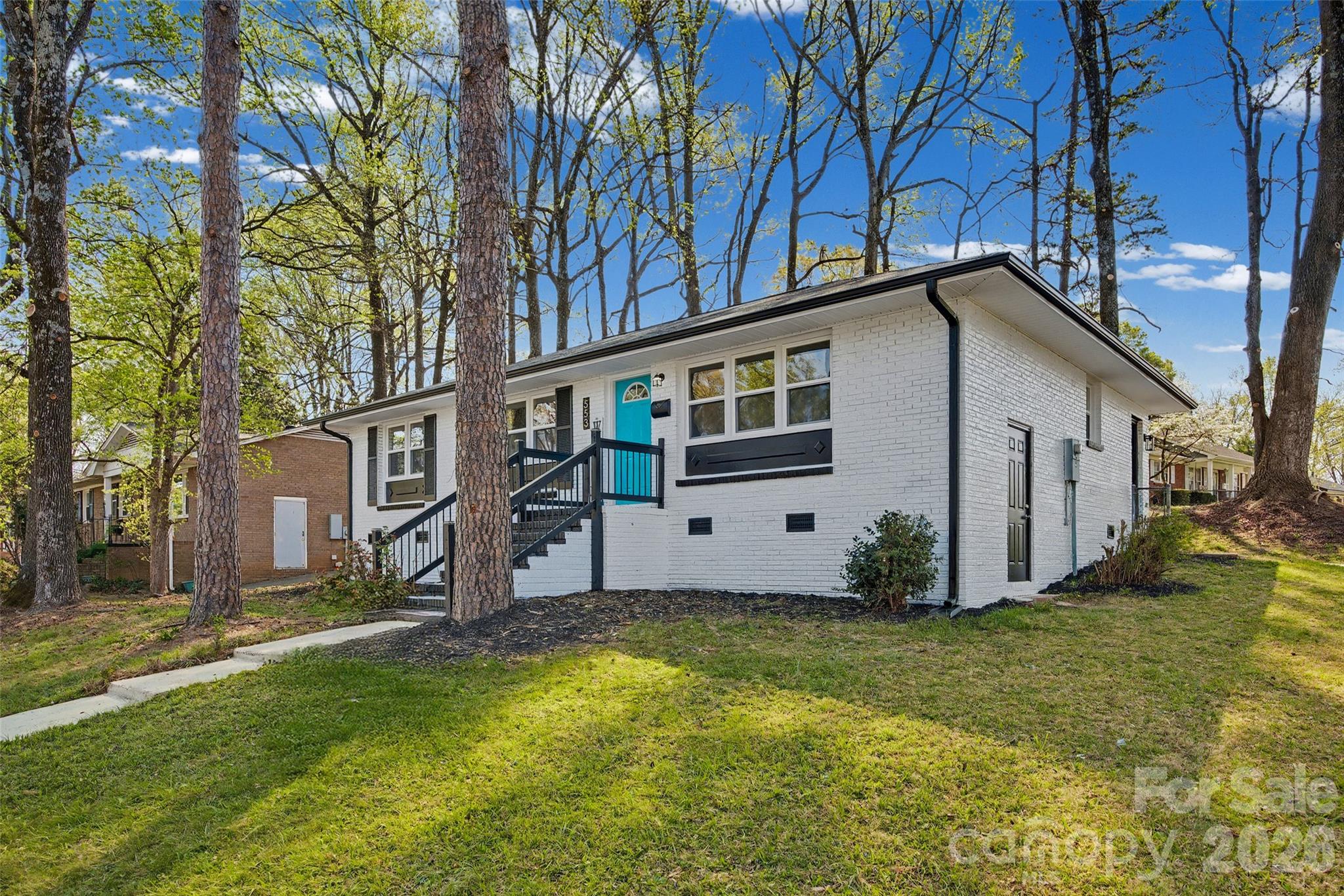 553 Derrydowne Drive, Charlotte, NC - photo 2 of 20