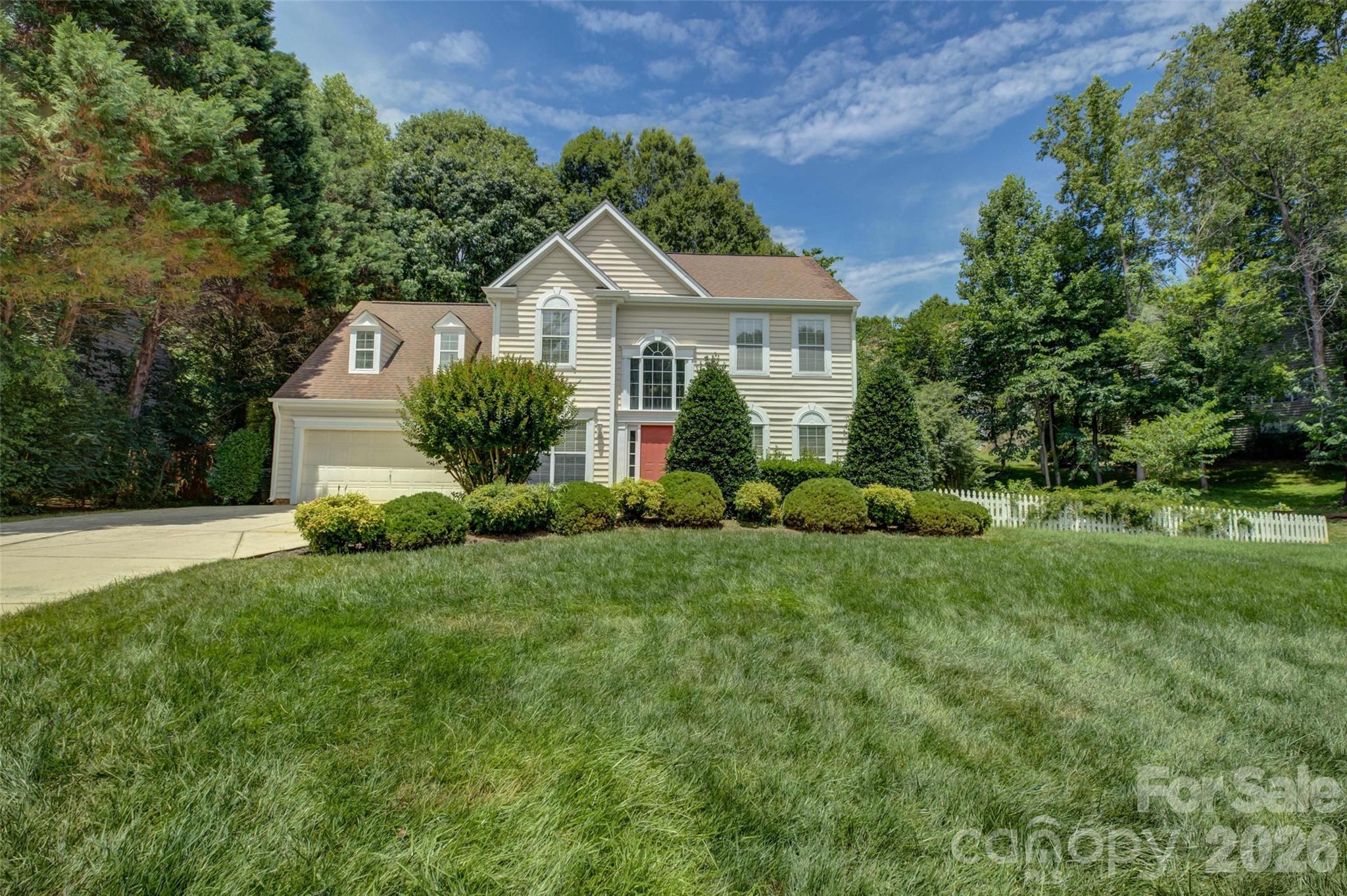 Home for sale at 118 Creekside Drive, Fort Mill, SC — photo 1 of 37