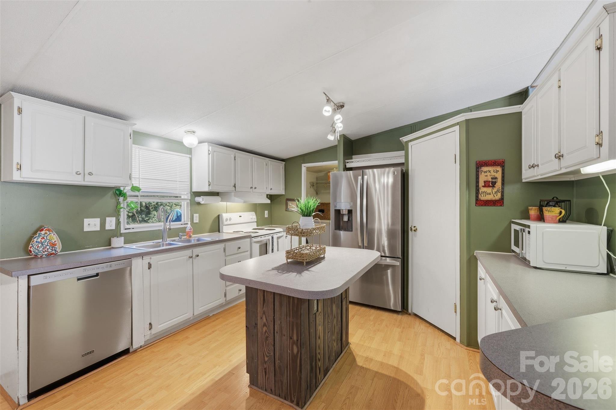 Photo 4 of 333 Howard Norton Drive, Hiddenite, NC