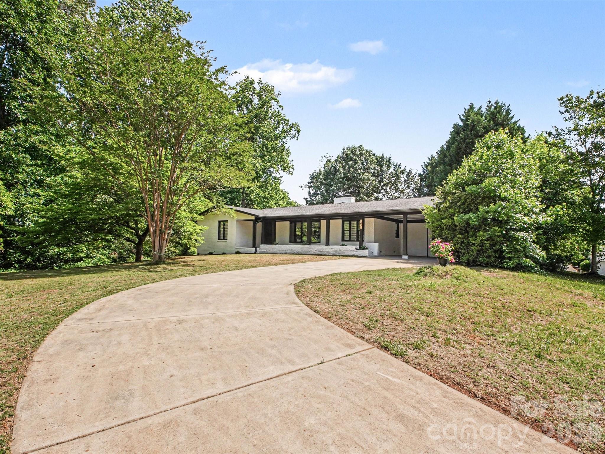 Photo 4 of 1831 Elizabeth Oaks Avenue, Charlotte, NC