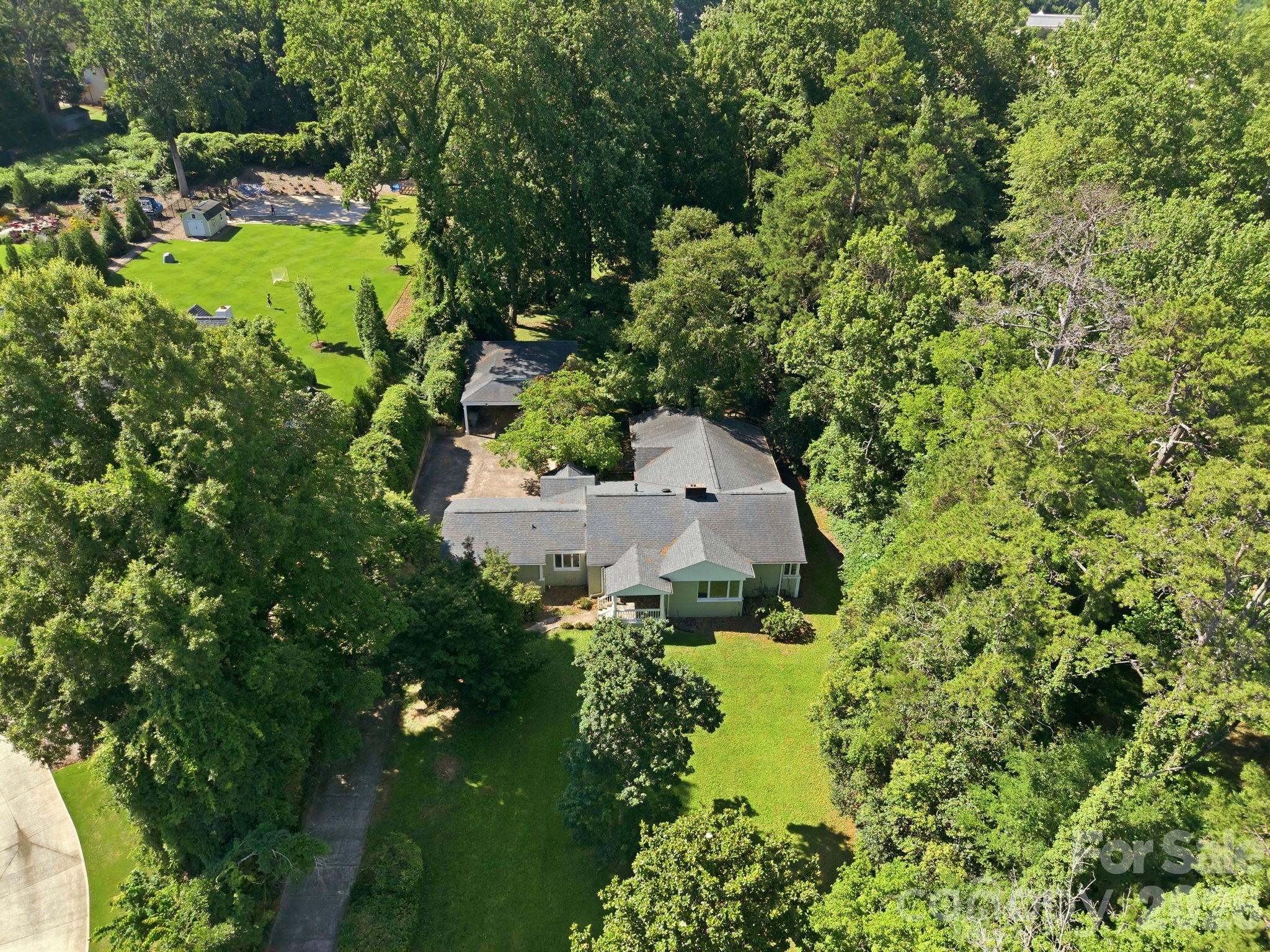 Photo 3 of 827 Jefferson Drive, Charlotte, NC