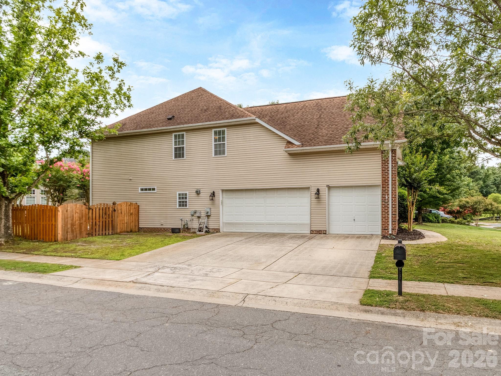 Home for sale at 4027 Riseley Lane, Charlotte, NC — photo 3 of 39