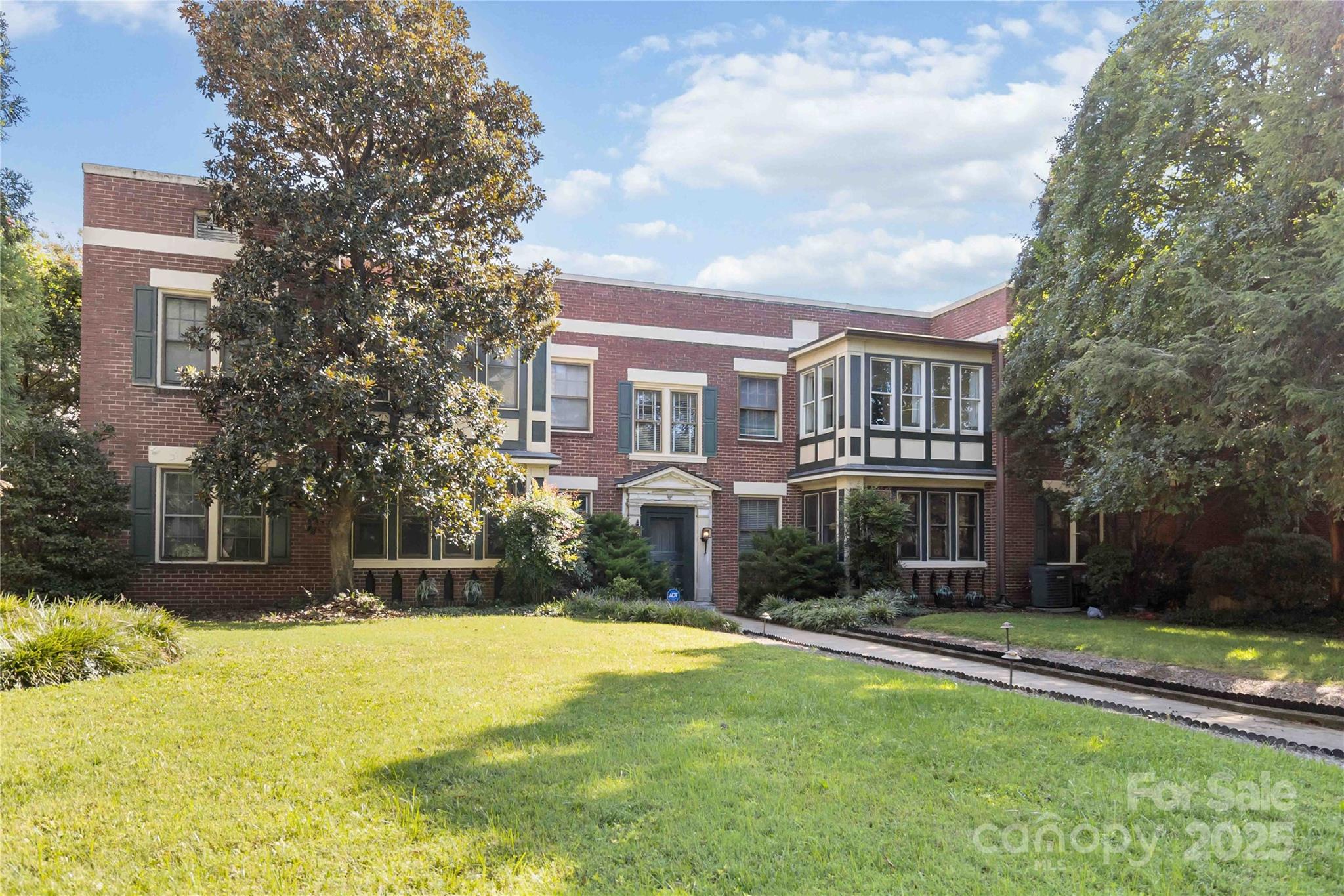 Photo 3 of 811 E Morehead Street6, Charlotte, NC