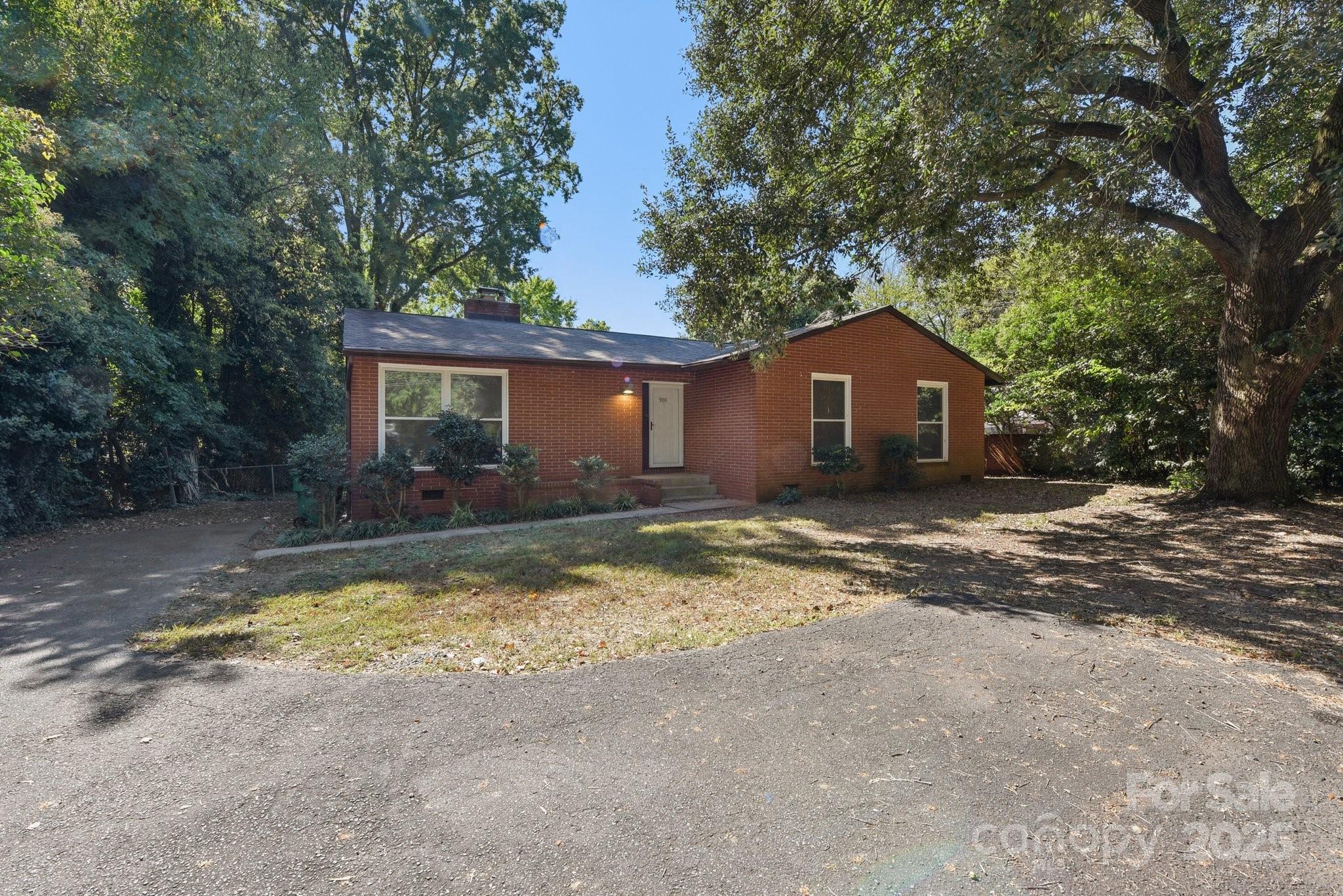 Photo 2 of 900 E Woodlawn Road, Charlotte, NC