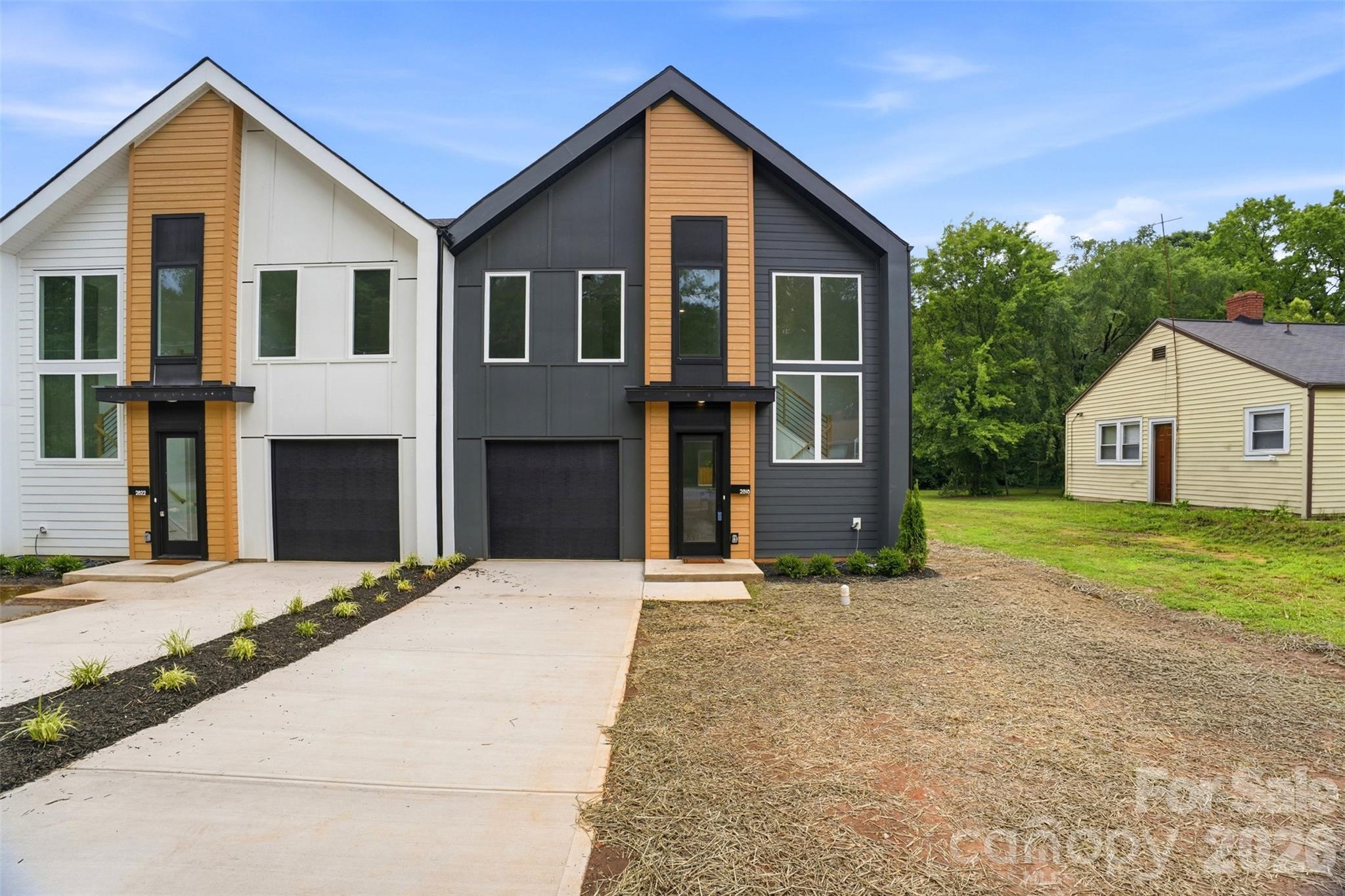 Photo 2 of 2818 Dogwood Avenue, Charlotte, NC