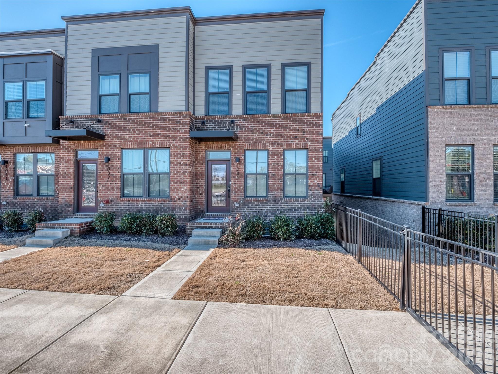 Home for sale at 1033 Simcoe Lane, Charlotte, NC — photo 1 of 27