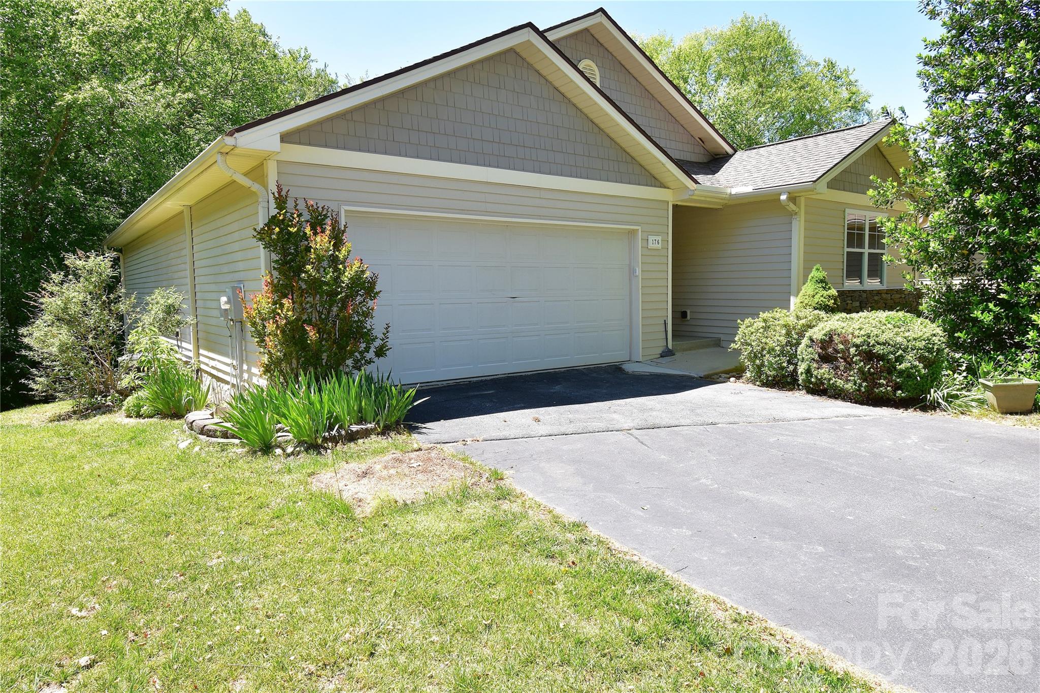 176 Clear Creekside Drive, Hendersonville, NC