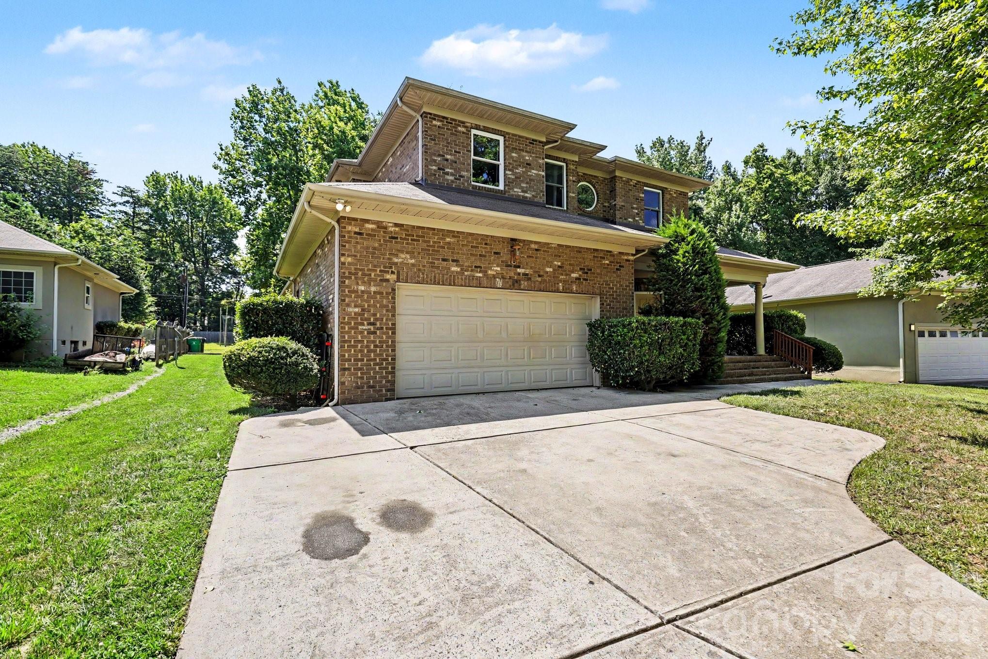 Home for sale at 10130 Fairlea Drive, Charlotte, NC — photo 1 of 41