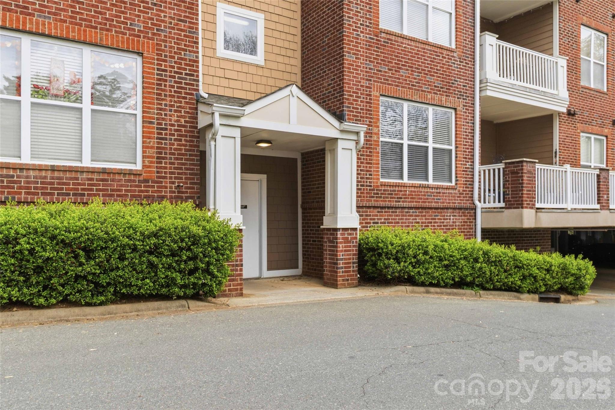 Photo 4 of 1000 E Woodlawn Road314, Charlotte, NC