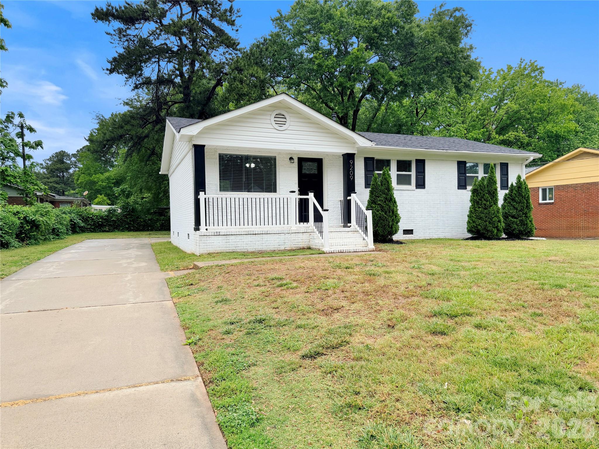 9209 Edgevale Drive, Charlotte, NC - photo 2 of 34