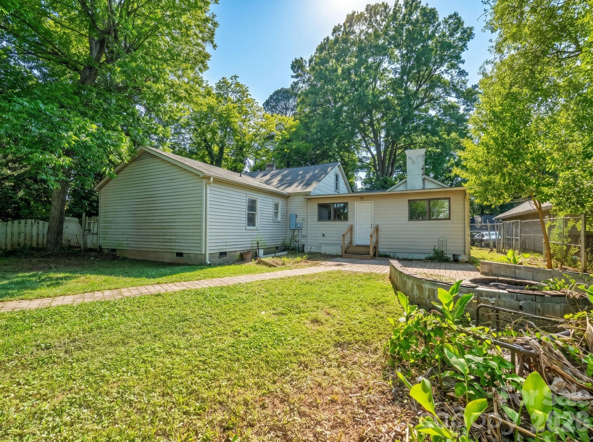 2120 Amesbury Avenue, Charlotte, NC - photo 5 of 37