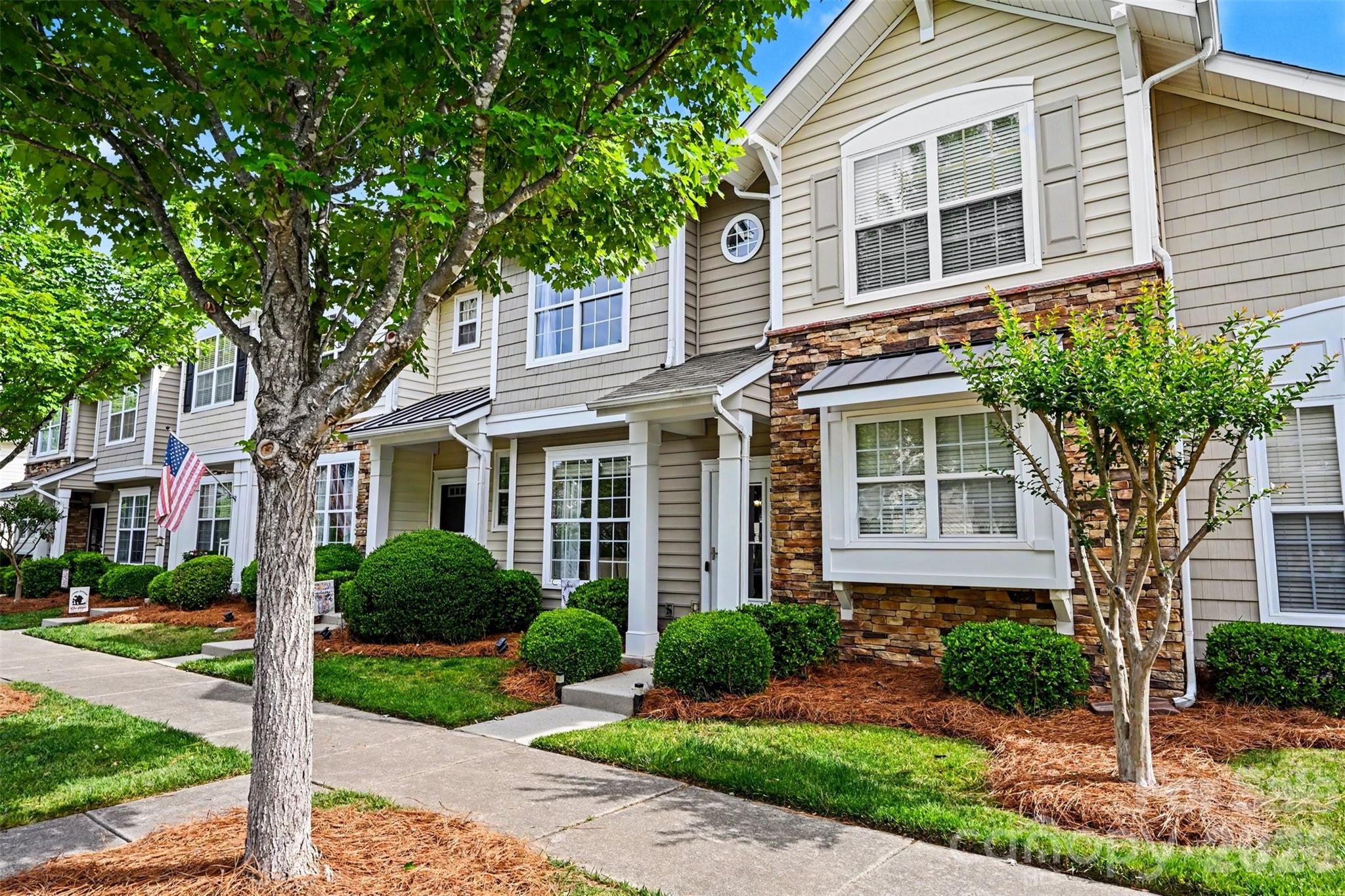 1033 Woodglen Lane, Matthews, NC - photo 2 of 37