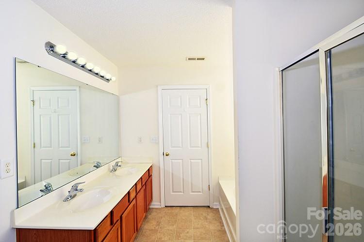 Photo 8 of 6710 Goldenwillow Drive, Charlotte, NC