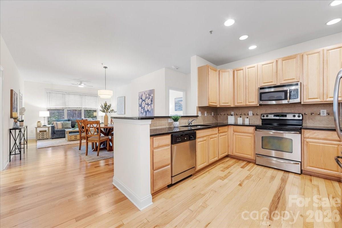 Photo 2 of 1000 E Woodlawn Road118, Charlotte, NC
