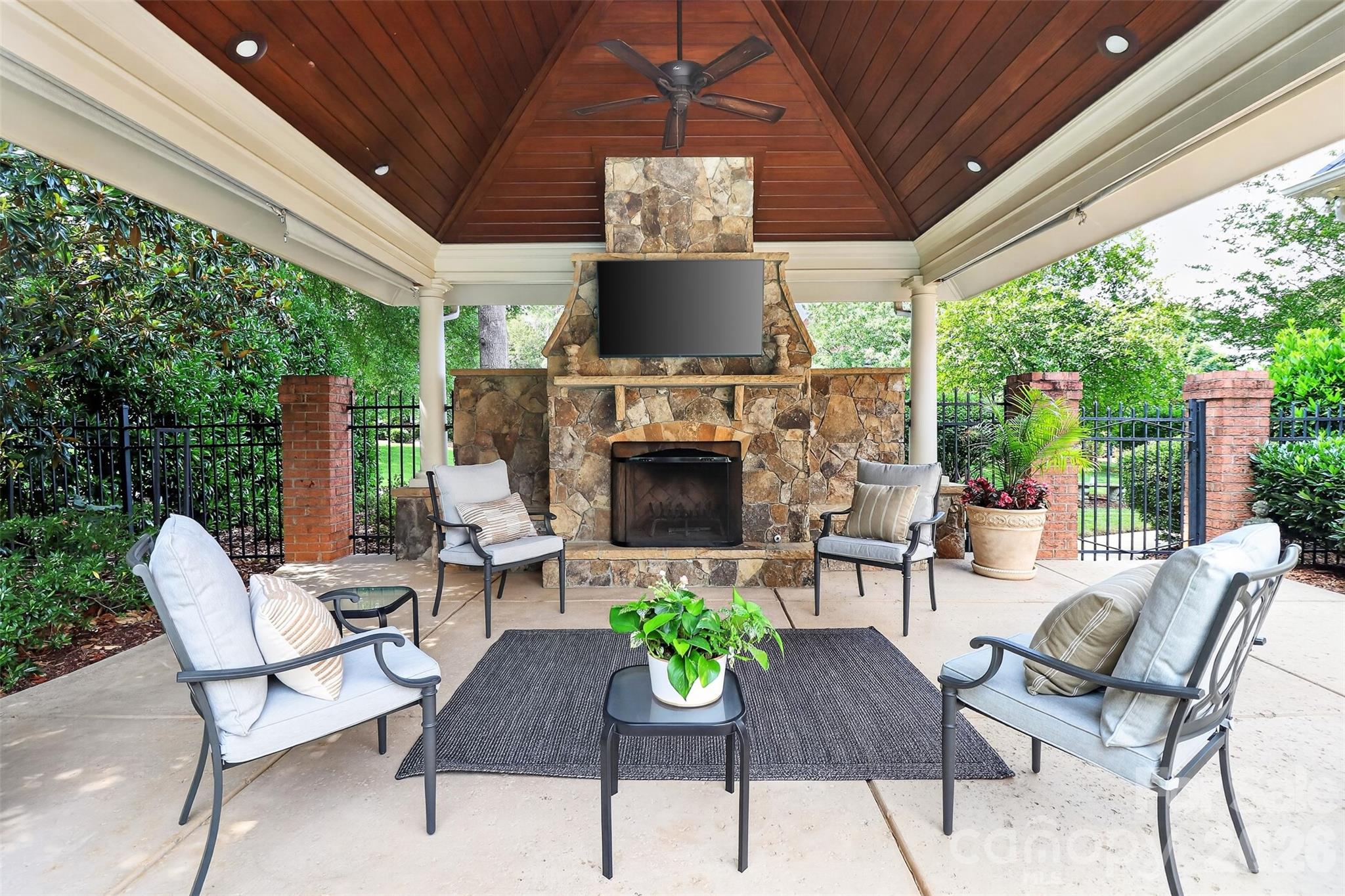 Home for sale at 6907 Meadow Run Lane, Charlotte, NC — photo 8 of 48