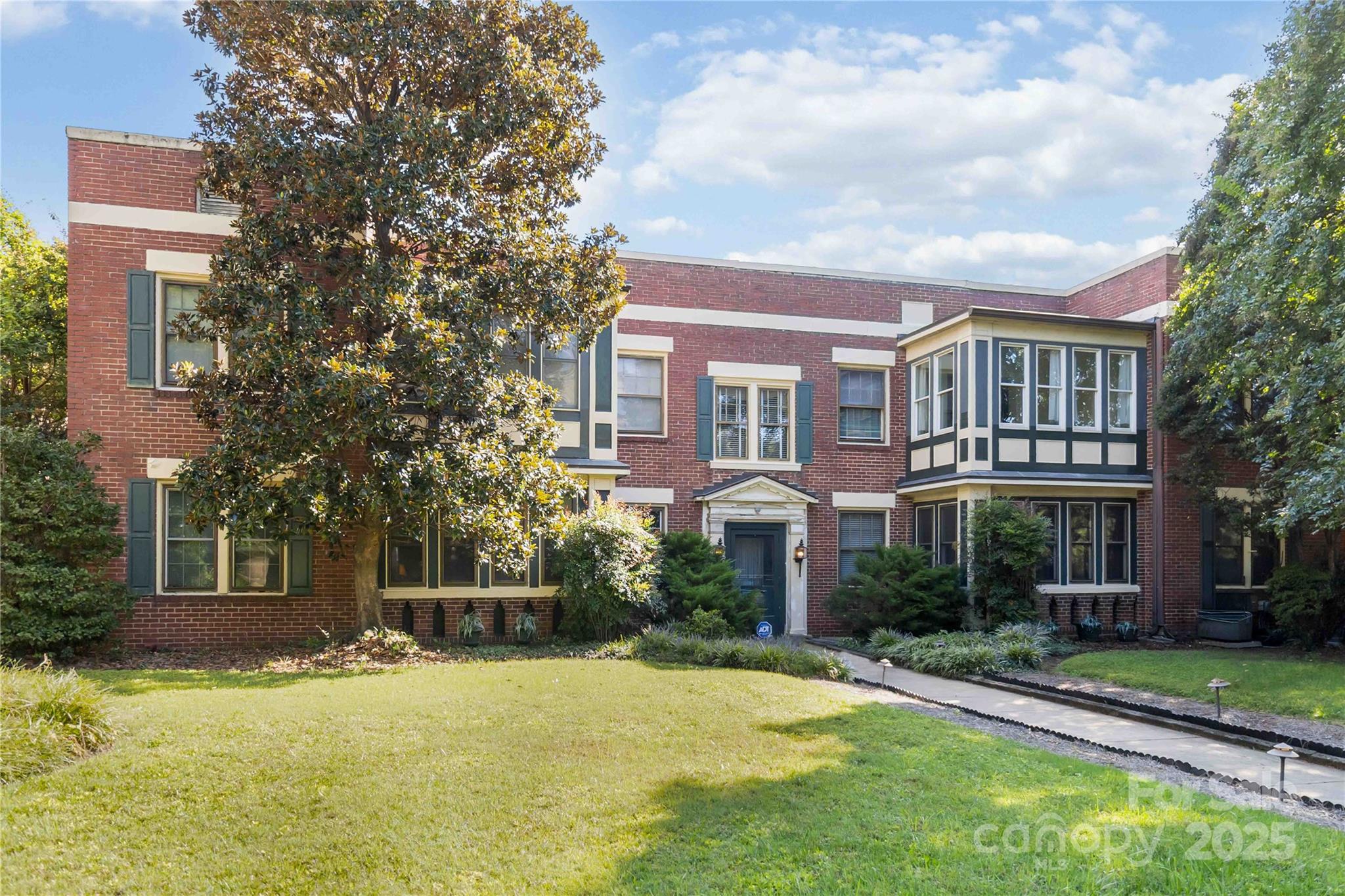 Photo 2 of 811 E Morehead Street6, Charlotte, NC
