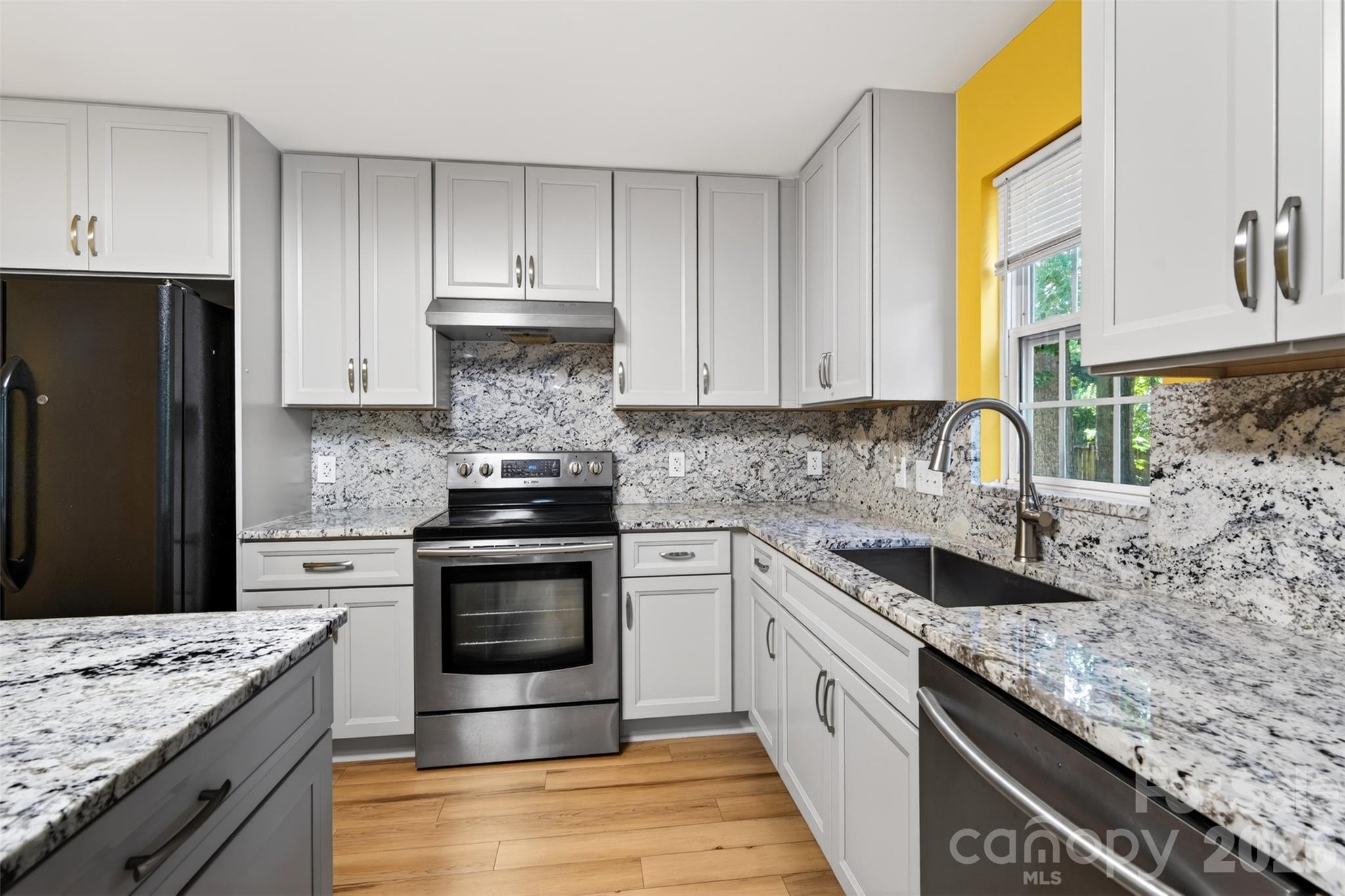 Photo 17 of 2539 Thornfield Road, Charlotte, NC