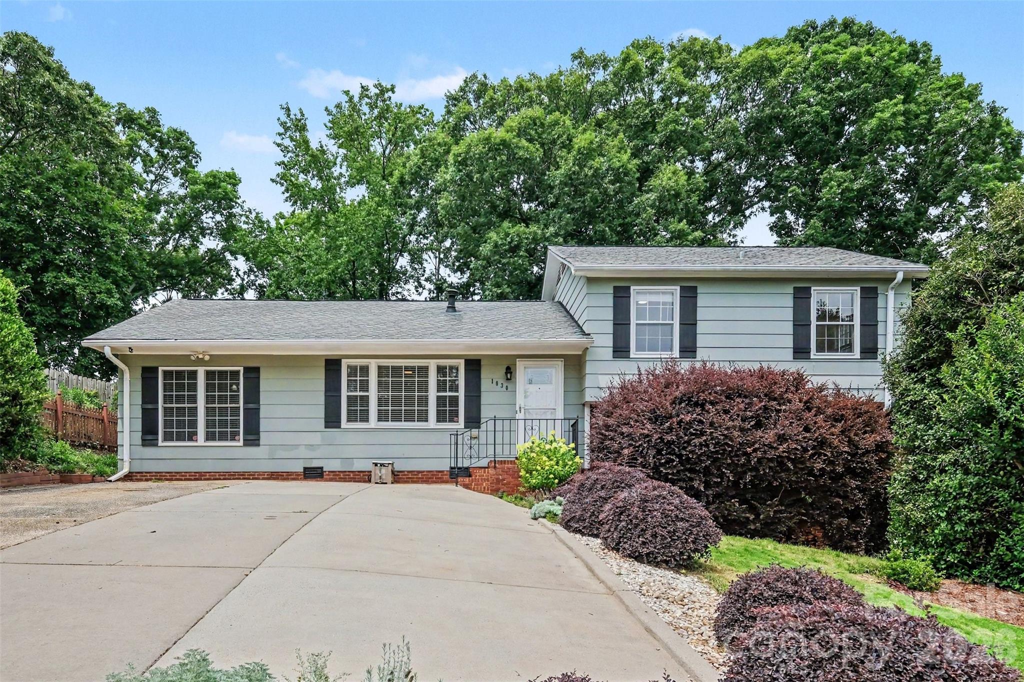 Home for sale at 1030 Mclaughlin Drive, Charlotte, NC — photo 4 of 33