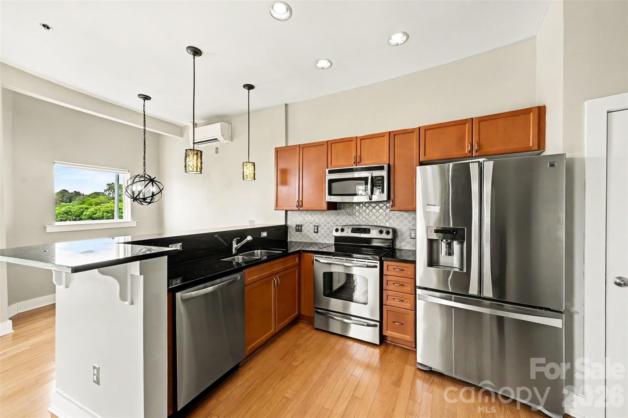 Photo 4 of 633 MCNINCH Street, Charlotte, NC