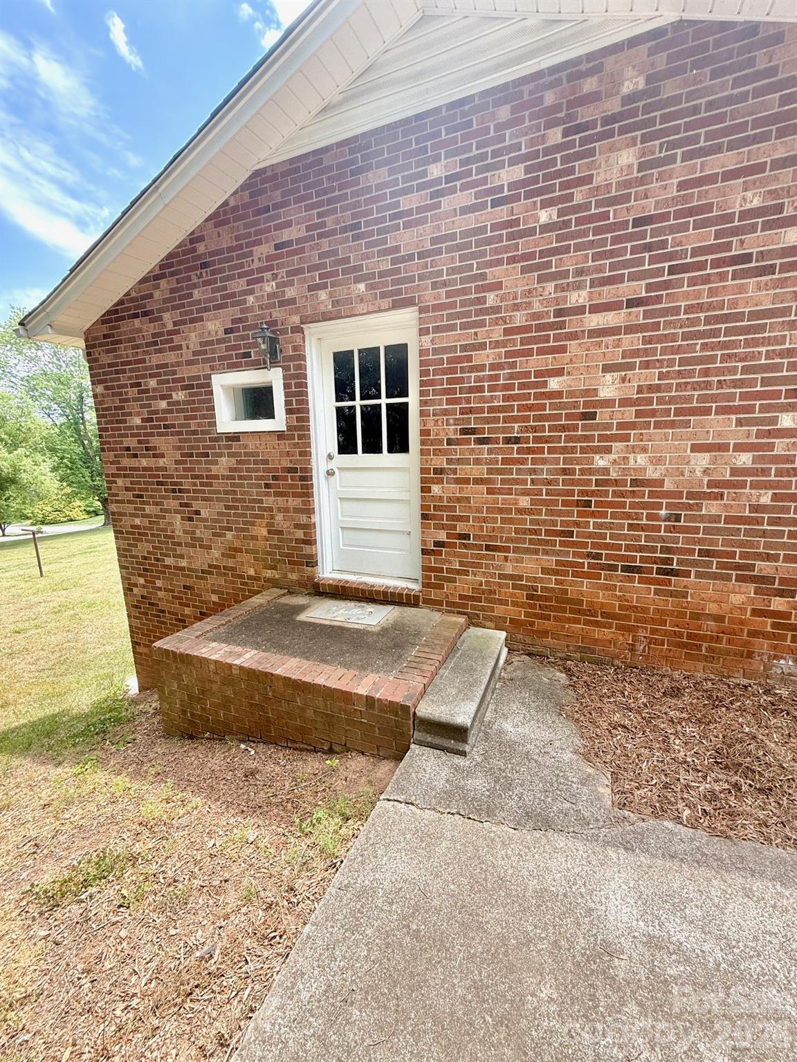 130 N Arlington Avenue, Jonesville, NC - photo 6 of 21