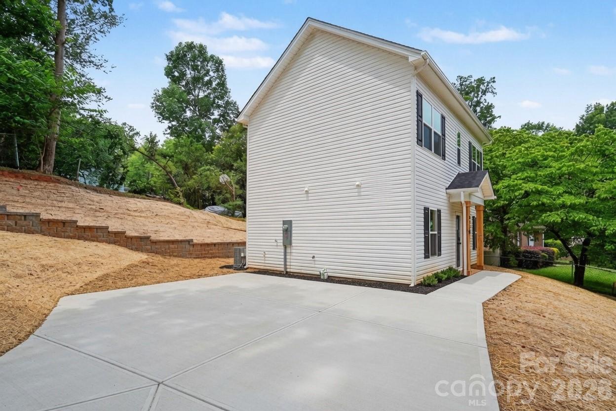 Home for sale at 327 Whispering Pines Drive, Charlotte, NC — photo 3 of 26