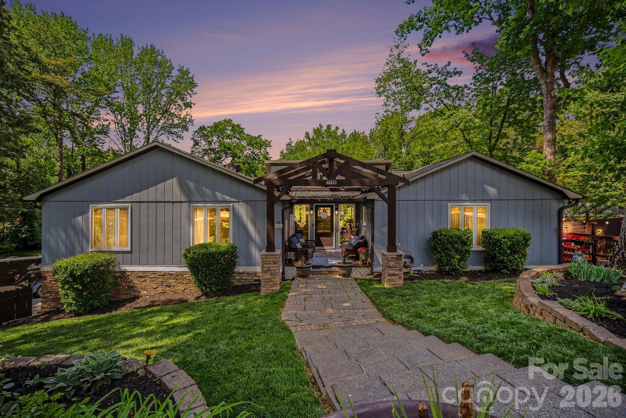 Photo 4 of 7108 Hollyhouse Drive, Charlotte, NC