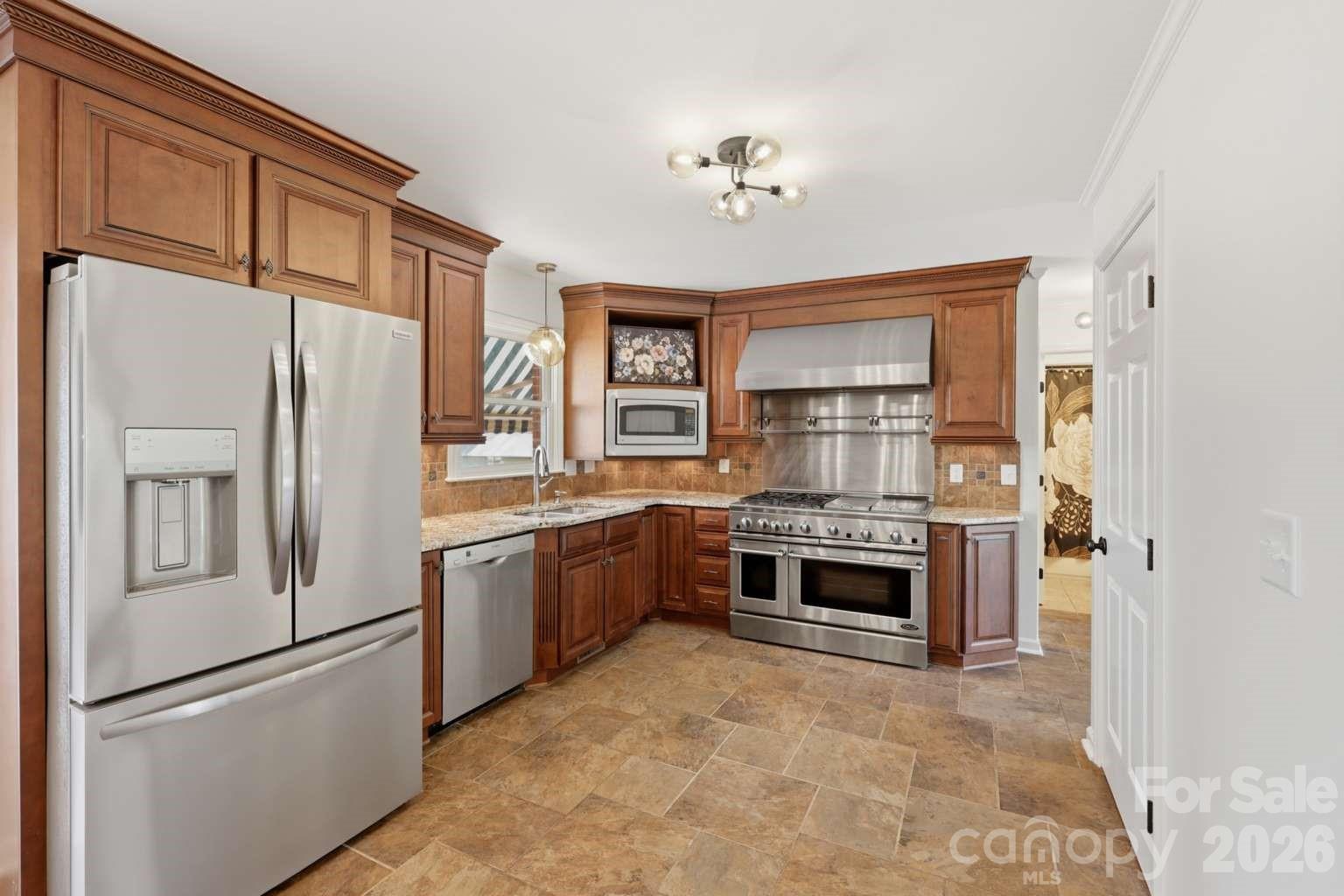 3811 Pinecrest Drive NE, Hickory, NC - photo 5 of 36