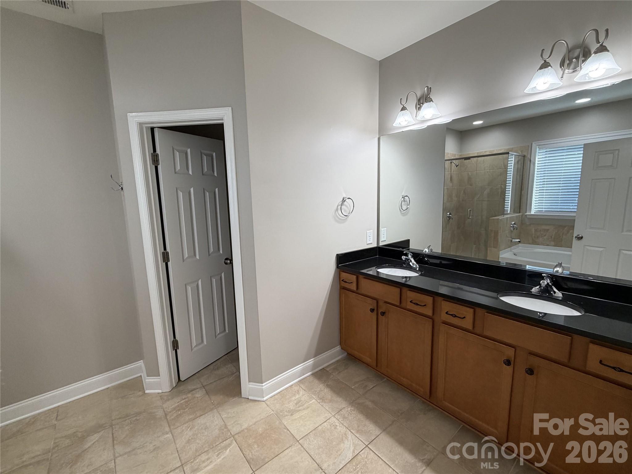 Photo 19 of 10313 Woodview Circle, Charlotte, NC